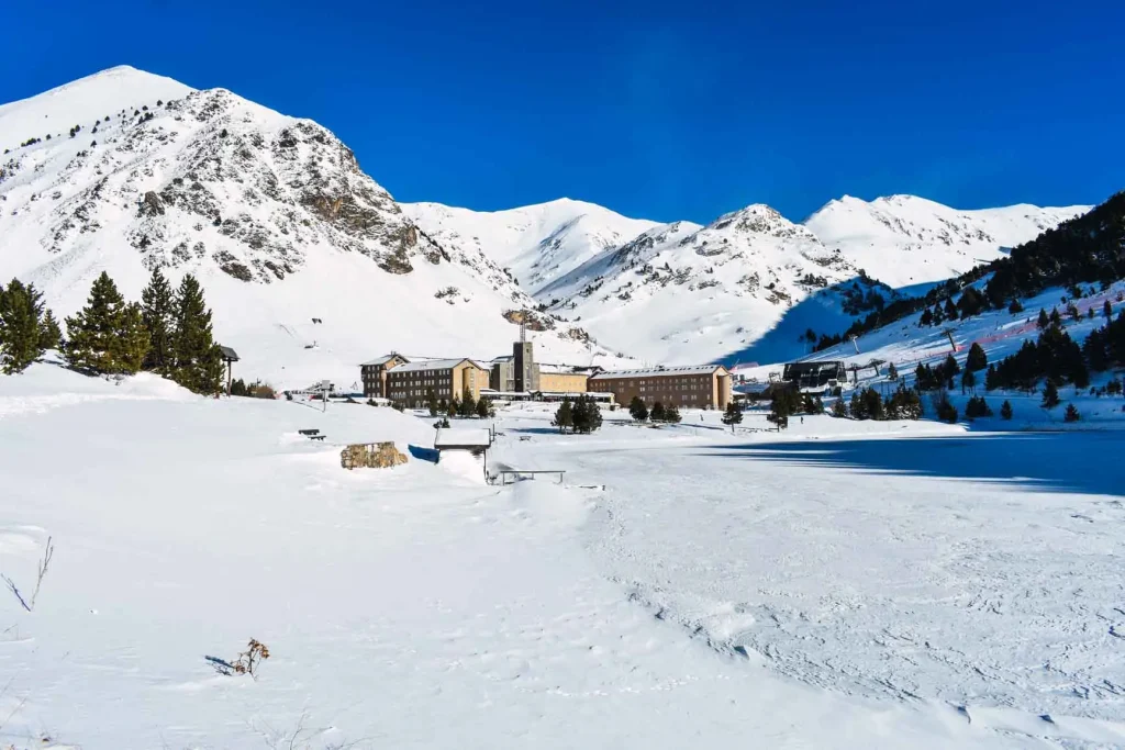 Guía para visitar la VALL DE NÚRIA: qué hacer, cómo llegar y alojamiento